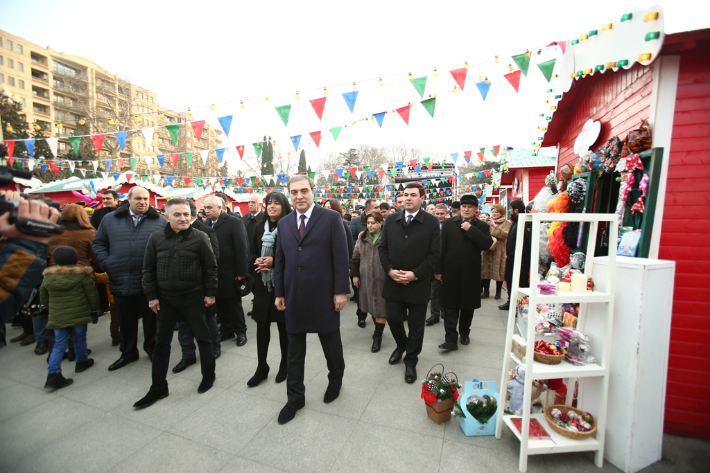 31 Dekabr - Dünya Azərbaycanlılarının Həmrəyliyi Günü və Yeni il ...